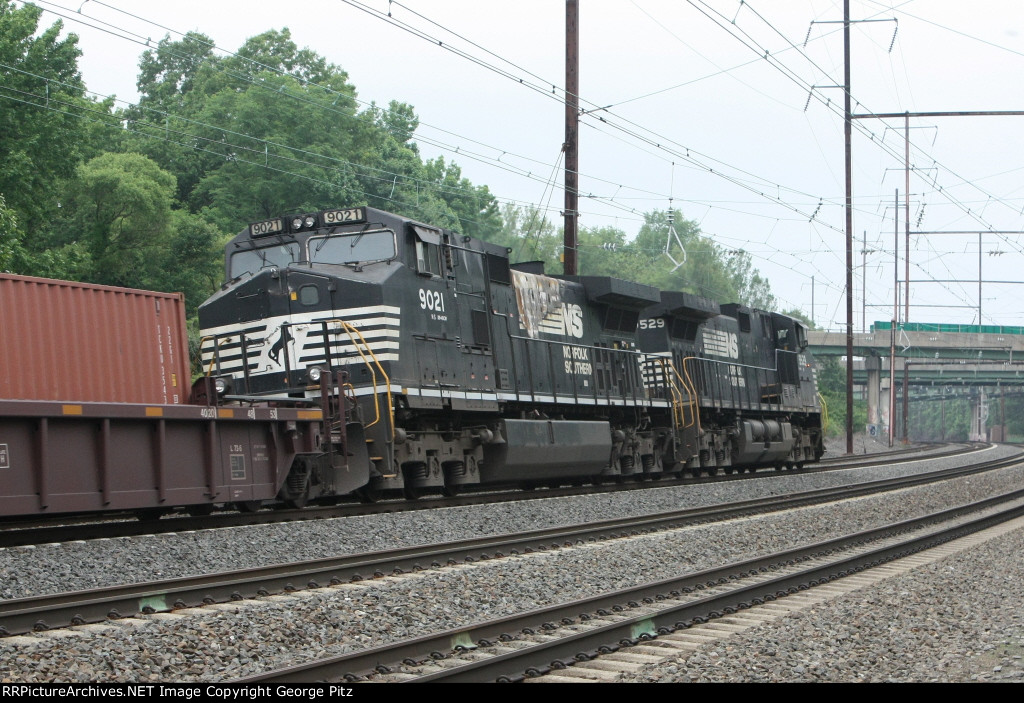 NS 9529 and 9021 with train 24M